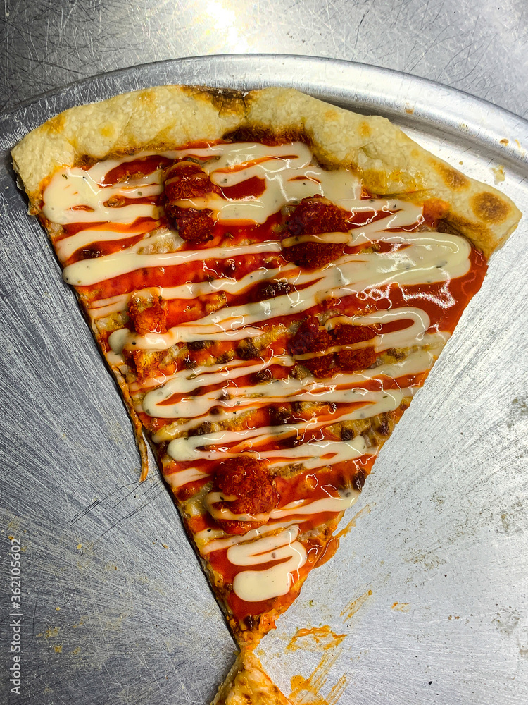 Pedazo de pizza de boneless en una repisa de metal Stock Photo | Adobe ...