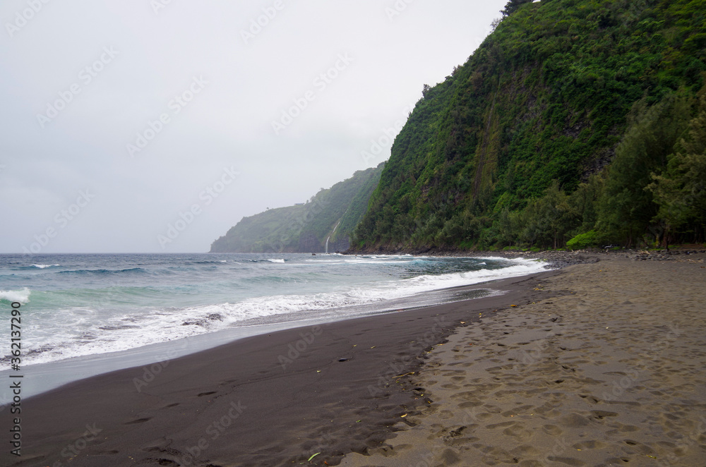 Foto Stock Black Sand Beach on Big Island in Hawaii lies in the famous ...