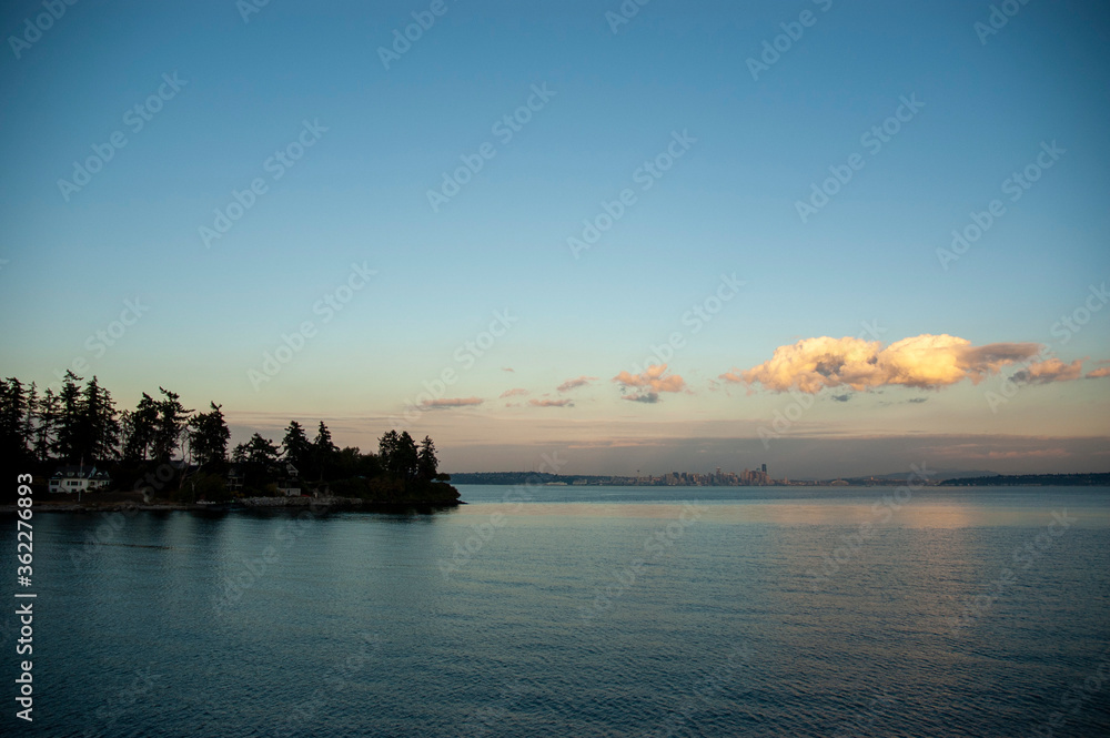 Foto de Seattle skyline and Wing Point at sunset seen from Bainbridge ...