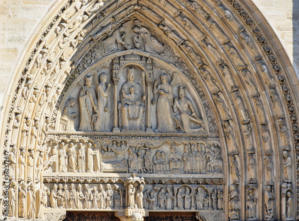 Foto de Arco y portico en la catedral gotica de Notre Dame , Paris do ...