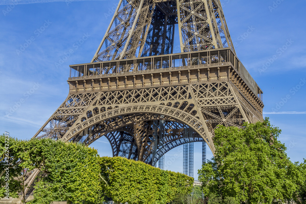 Foto de Eiffel Tower (La Tour Eiffel) located on Champ de Mars in Paris ...