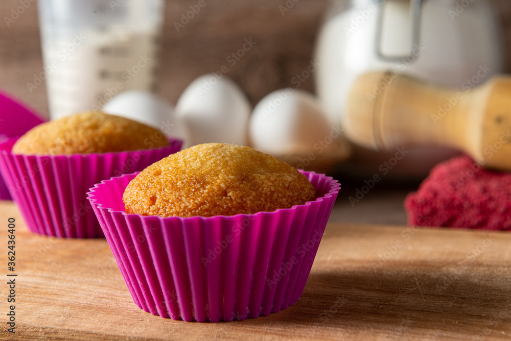 Muffins caseros en molde colorido, con sus ingredientes de fondo para ...