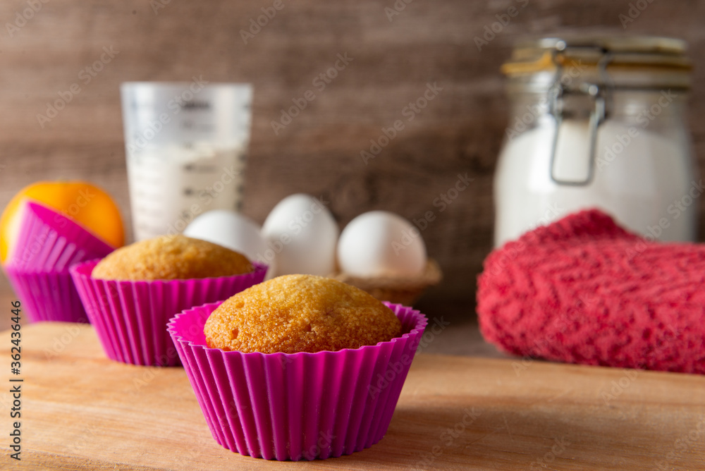 Muffins caseros en molde colorido, con sus ingredientes de fondo para ...