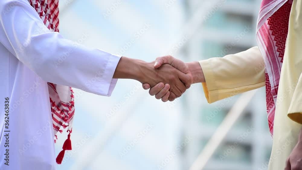 Vidéo Stock Arab Businessman shaking hands together. Teamwork business ...