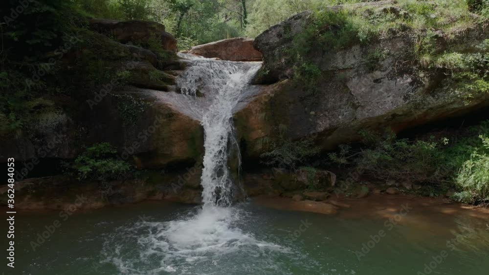 Cascada, salto de agua río rodeado de verde vegetación paraje natural ...