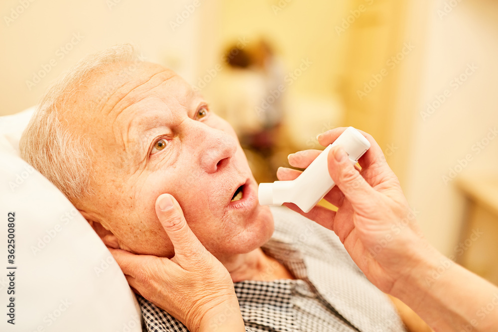 Alter Mann mit Atemnot bekommt Soforthilfe Stock Photo | Adobe Stock