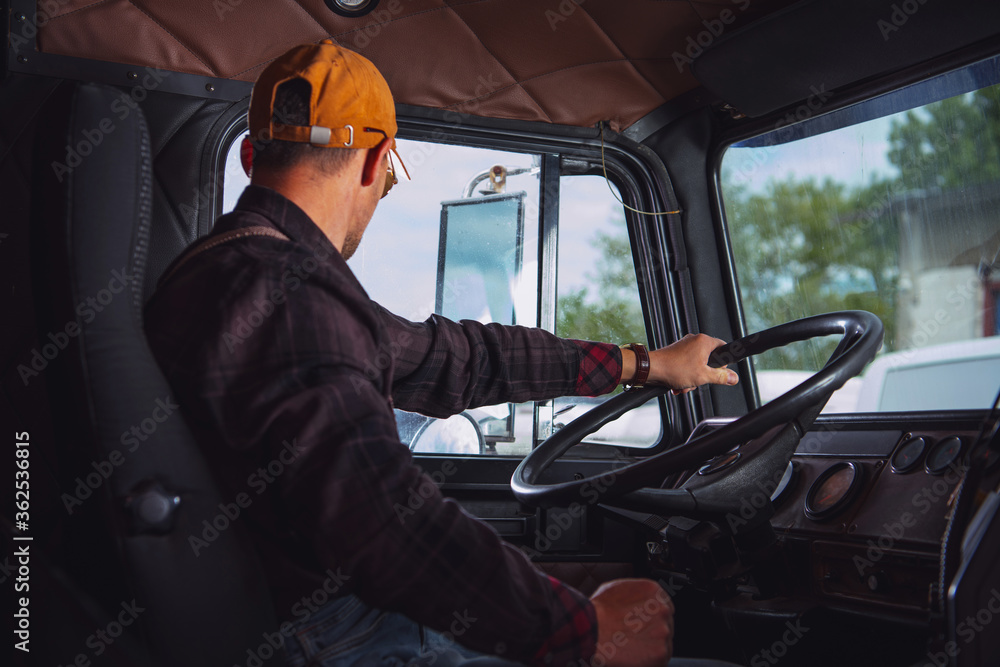 Trucker in His 40s Inside Vintage Aged Semi Truck Tractor Cabin foto de ...