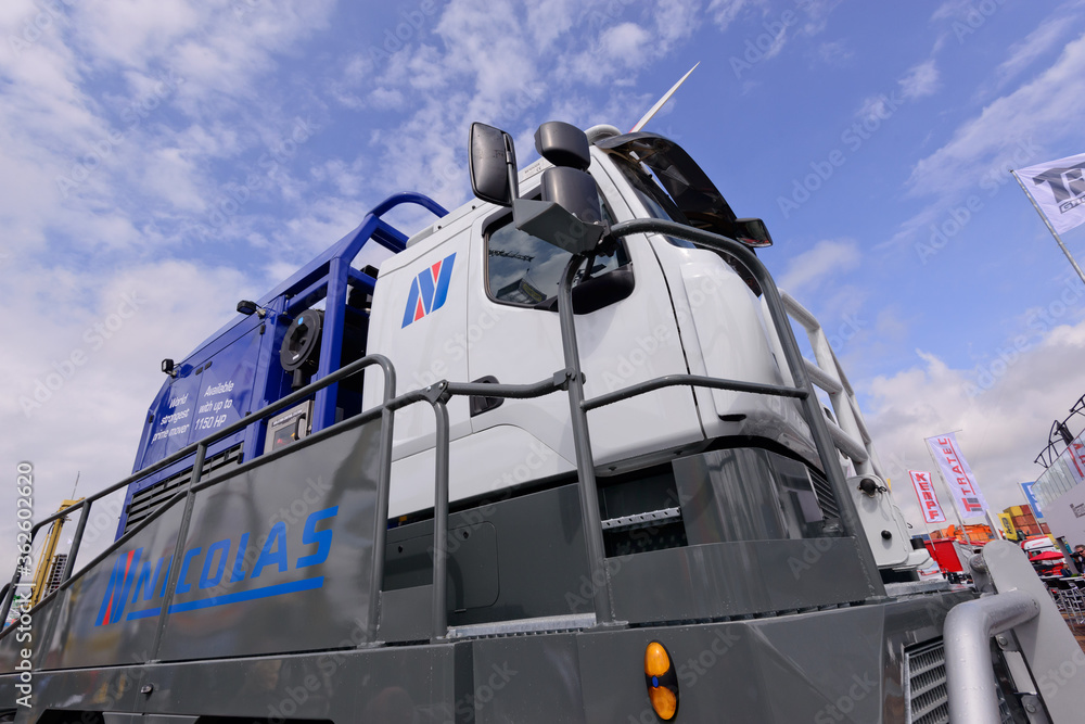 nicolas tractomas, hevay duty tractor shown at the bauma in munich ...