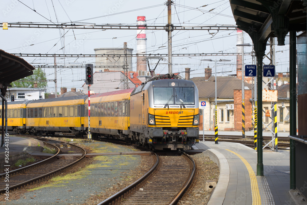 Foto de BRNO, CZECH REPUBLIC - APRIL 24, 2018: The passenger train of ...