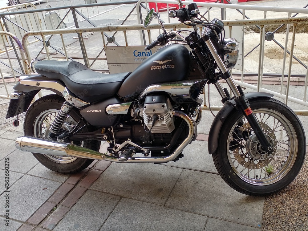 Moto Guzzi Nevada de color negro aparcada en una calle de Madrid Stock ...
