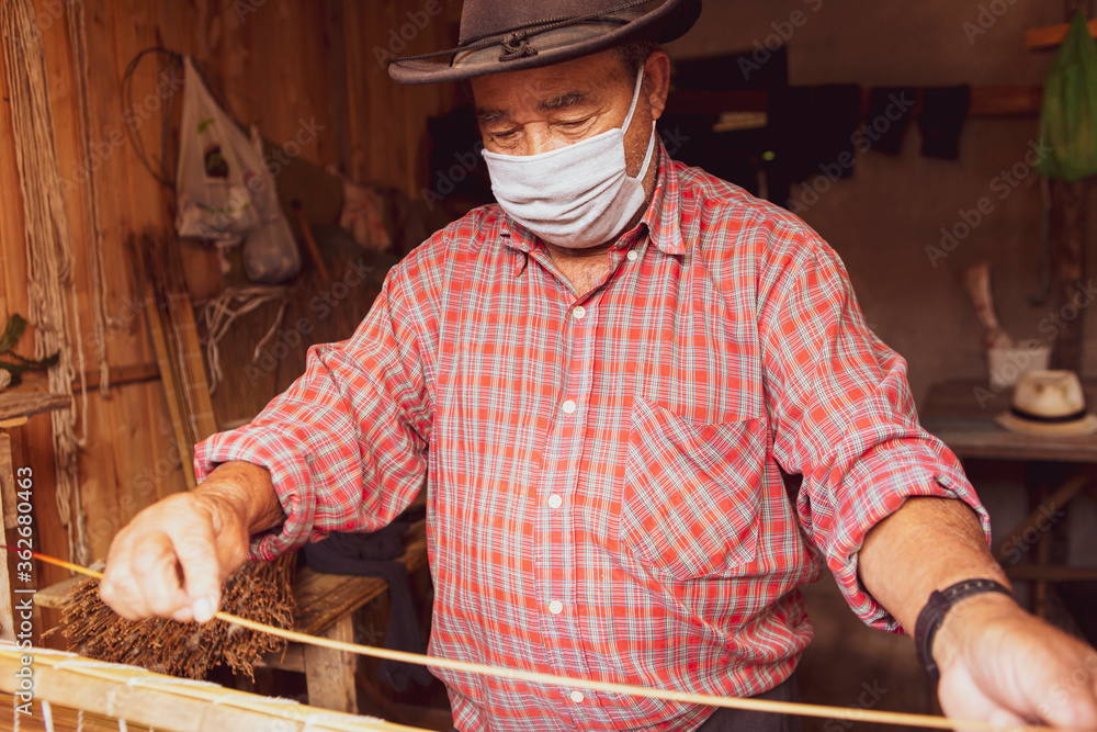 Foto de Traditional handicraft mat made of dry reed in a local ...