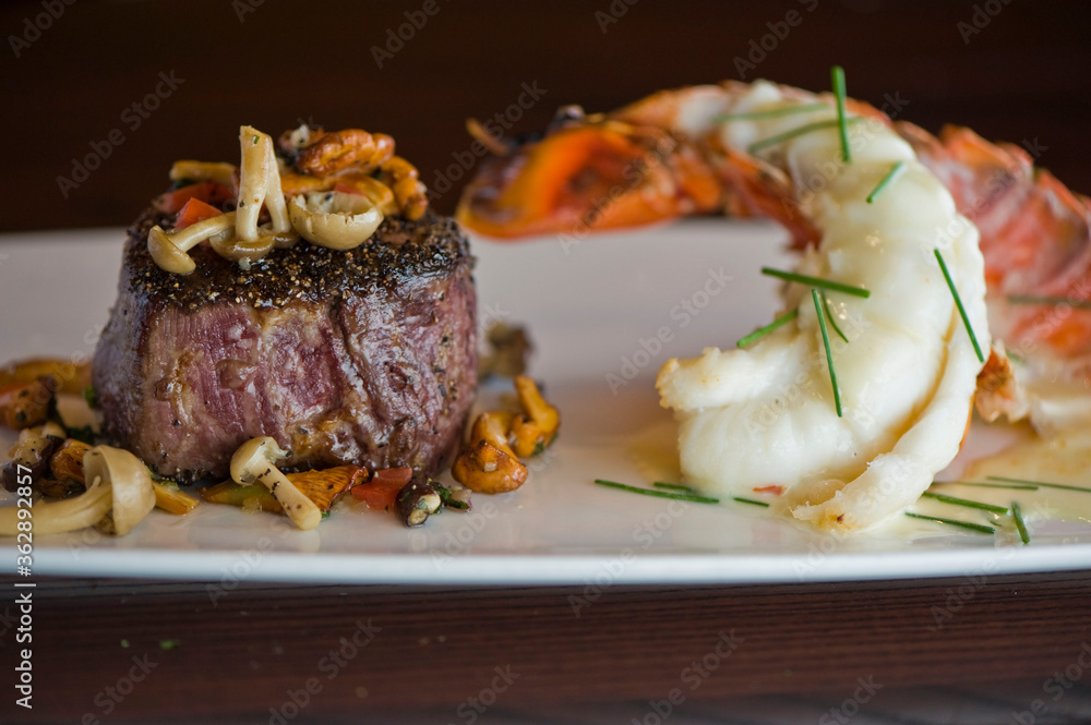 Foto Stock Surf ‘n Turf, lobster tail and steak entree. Filet mignon ...