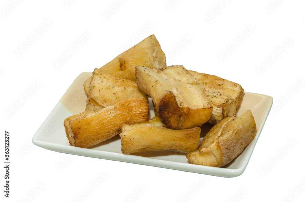 Assiette de manioc frit sur fond blanc Stock Photo | Adobe Stock