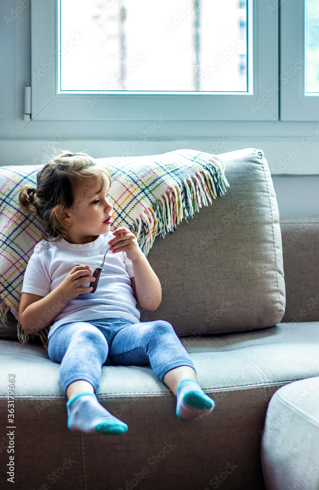 Foto De Cute Girl Sitting At Home And Enjoying Dessert Happy Girl