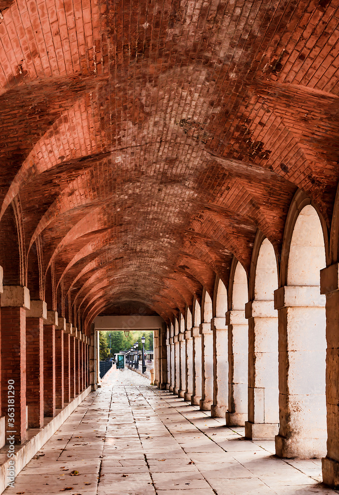 Perspectiva de un pasillo con columnas clásicas Stock Photo | Adobe Stock