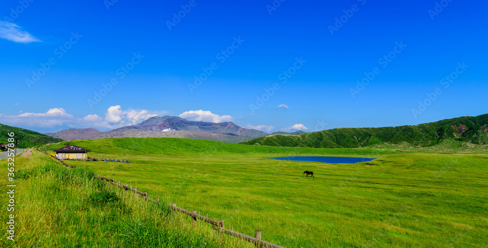 阿蘇草千里展望台から阿蘇山と草千里のパノラマ風景写真 最高に美しい大自然の絶景風景 新緑・初夏 日本 Panoramic view of ...