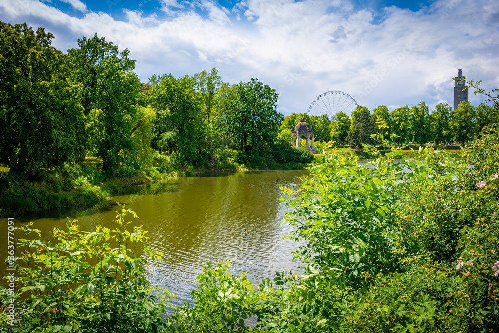 Riesenrad und Albinmüller Turm im Stadtpark Rotehorn in Magdeburg im ...