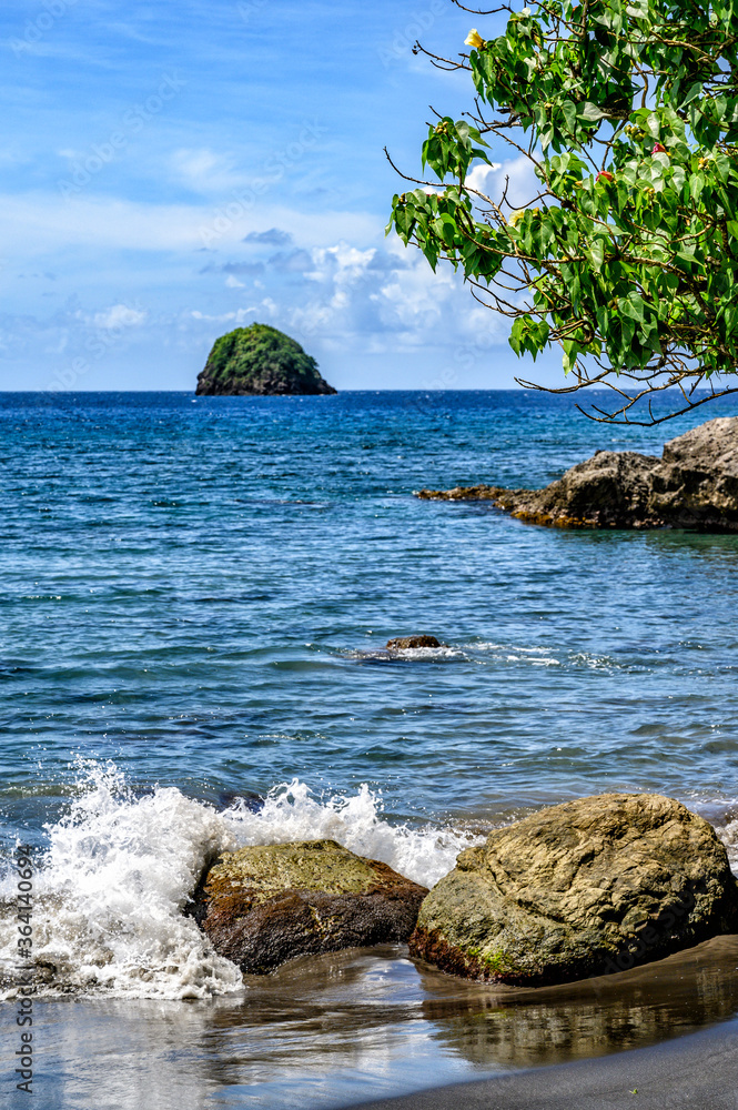 Ilet La Perle depuis la plage de l'Anse Céron en Martinique - Antilles ...