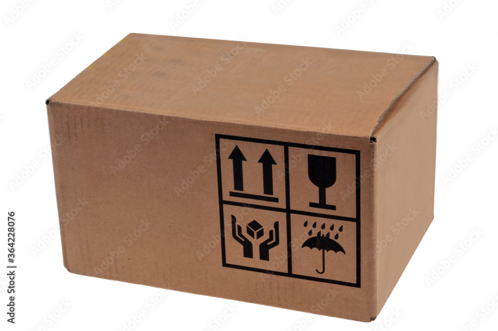 Colis avec une signalétique indiquant sa fragilité sur fond blanc Stock ...