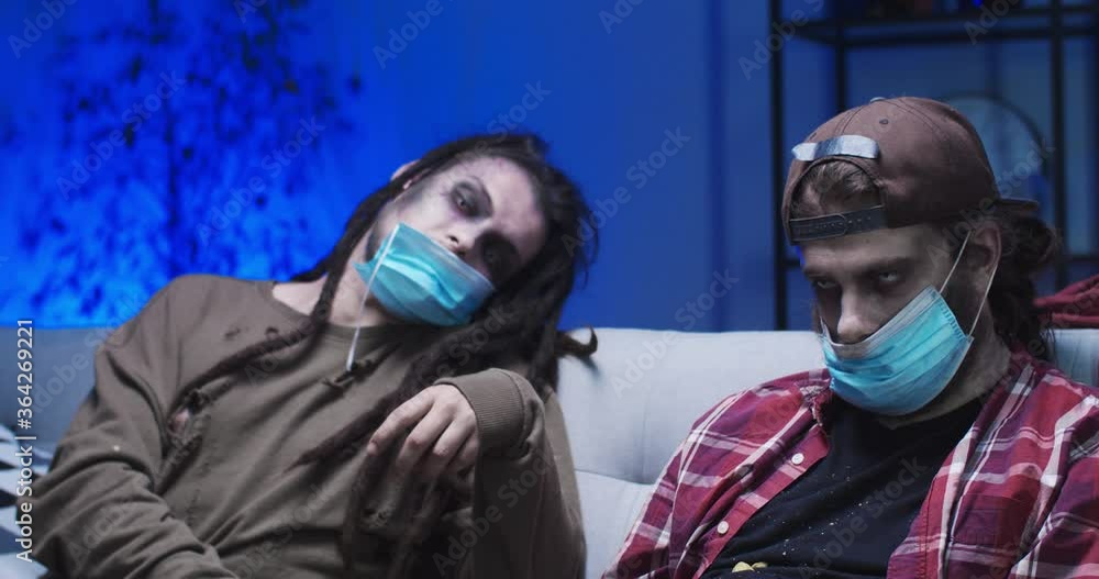 Vídeo do Stock: The terrifying male zombies watching TV at home during ...