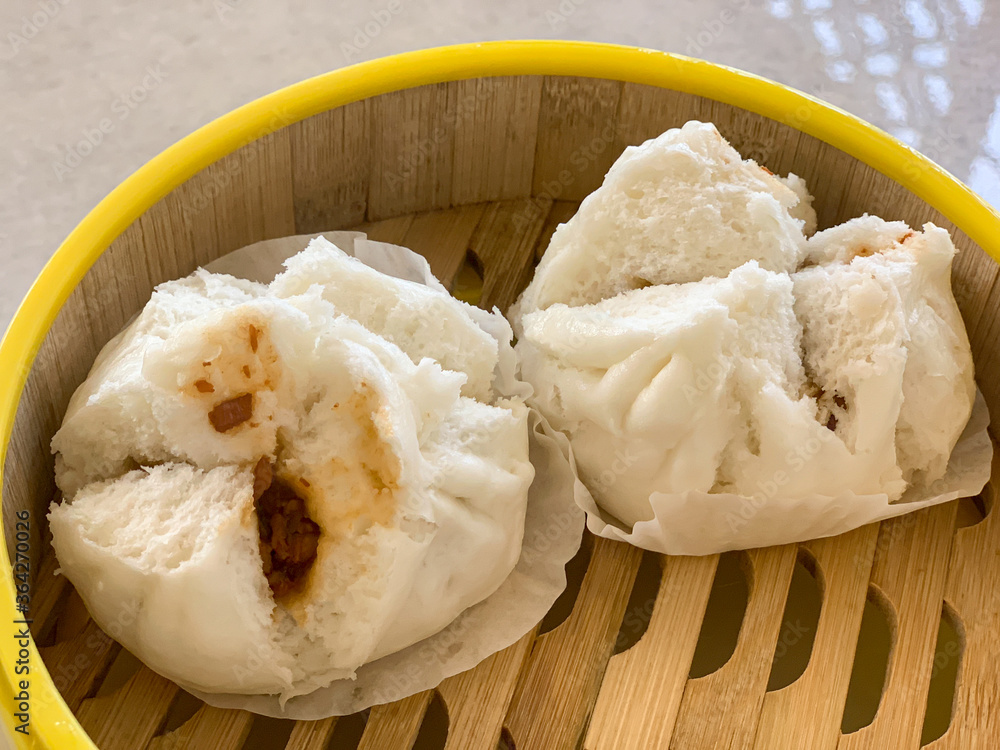 Foto de Chinese steamed pork bun "char siew pao", served as dim sum. do ...