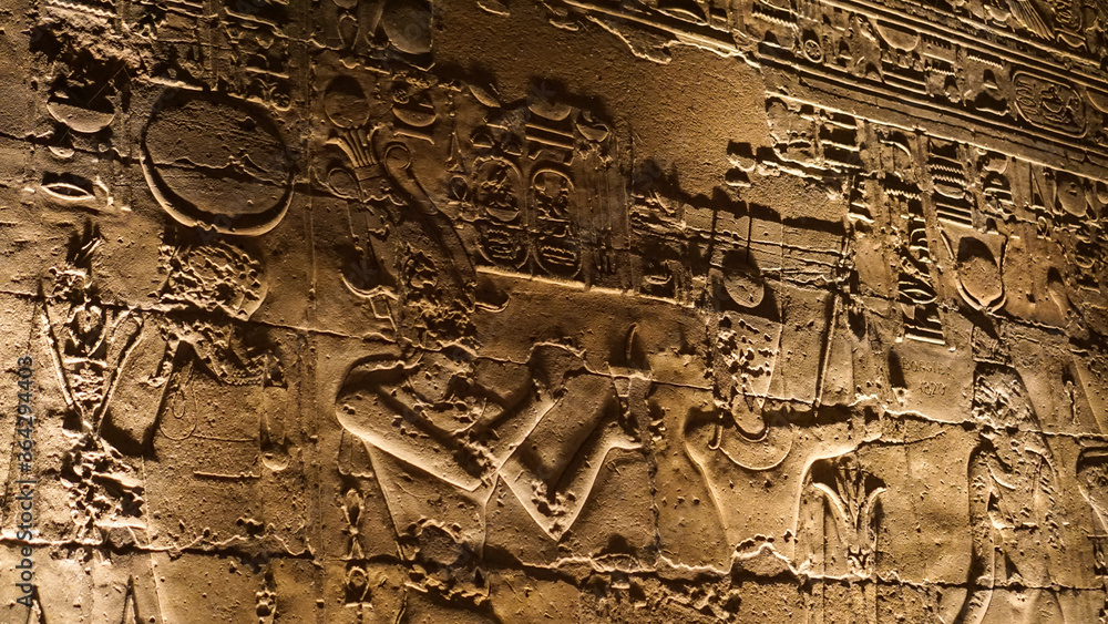 Foto de Karnak temple of Luxor hieroglyphic wall light at night showing ...