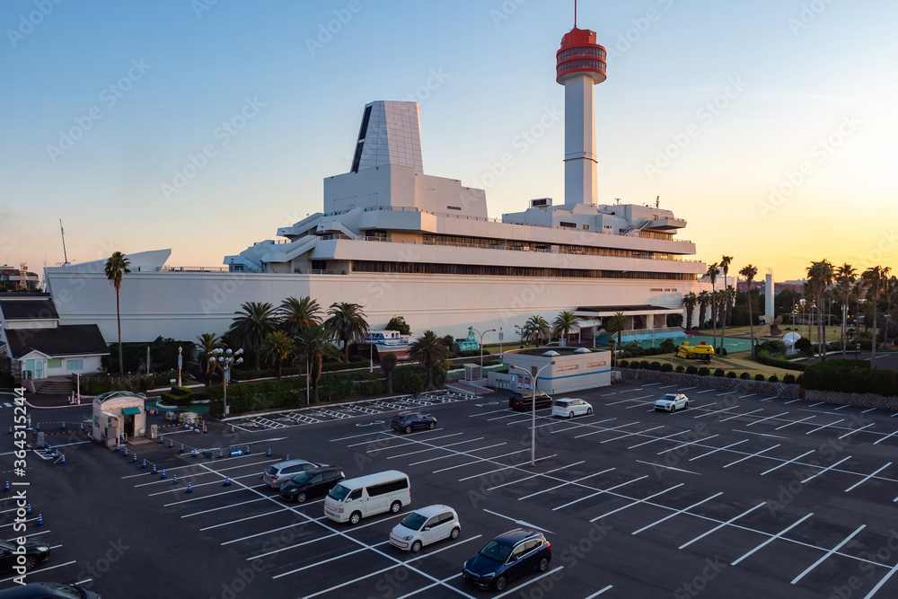 Japan. Evening in Tokyo. Parking cars on the background of a building ...
