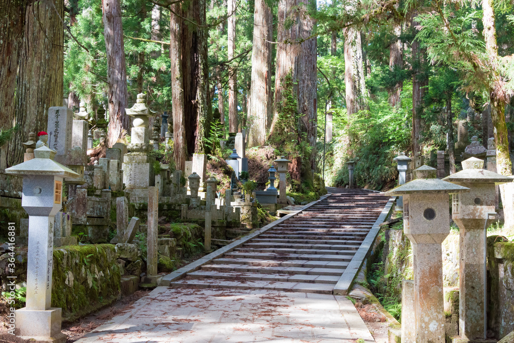 Foto de Okunoin Cemetery at Mount Koya in Koya, Wakayama, Japan. Mount ...