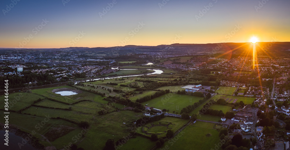 Foto de Aerial view of the Welsh town Caerleon in Wales, home of the ...