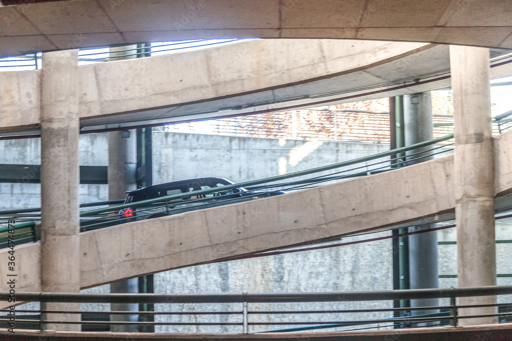 Coche subiendo una rampa circular muy empinada de un parking. Stock ...