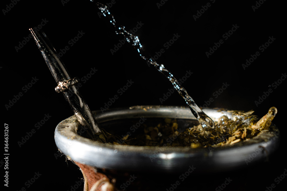Foto de primer plano de mate argentino cebado con agua caliente y yerba ...