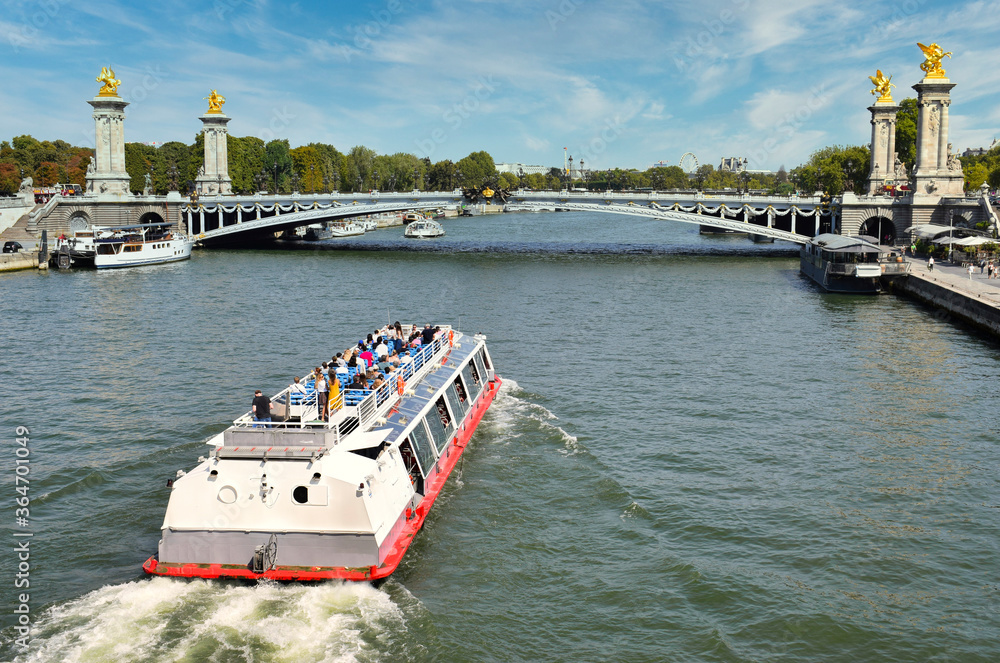 Embarcacion en el rio Sena y puente de Alejandro III en Paris Stock ...