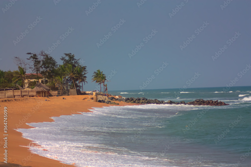 Plage en bordure d'océan proche du quartier de Baguida dans la ville de ...