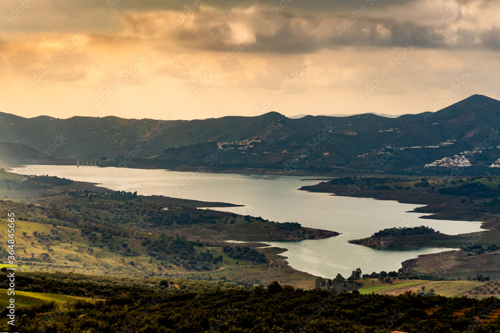 Espectacular vista del Pantano de Viñuela, visto desde las alturas en ...