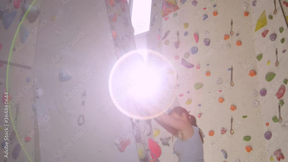 Vidéo Stock SLOW MOTION, CLOSE UP, LENS FLARE: Athletic girl reaches up ...