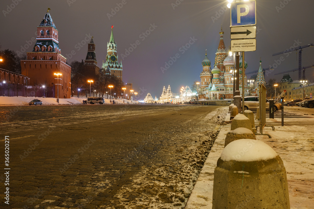 Red Square. Spring night. Spasskaya Tower, Red Kremlin wall, Saint ...