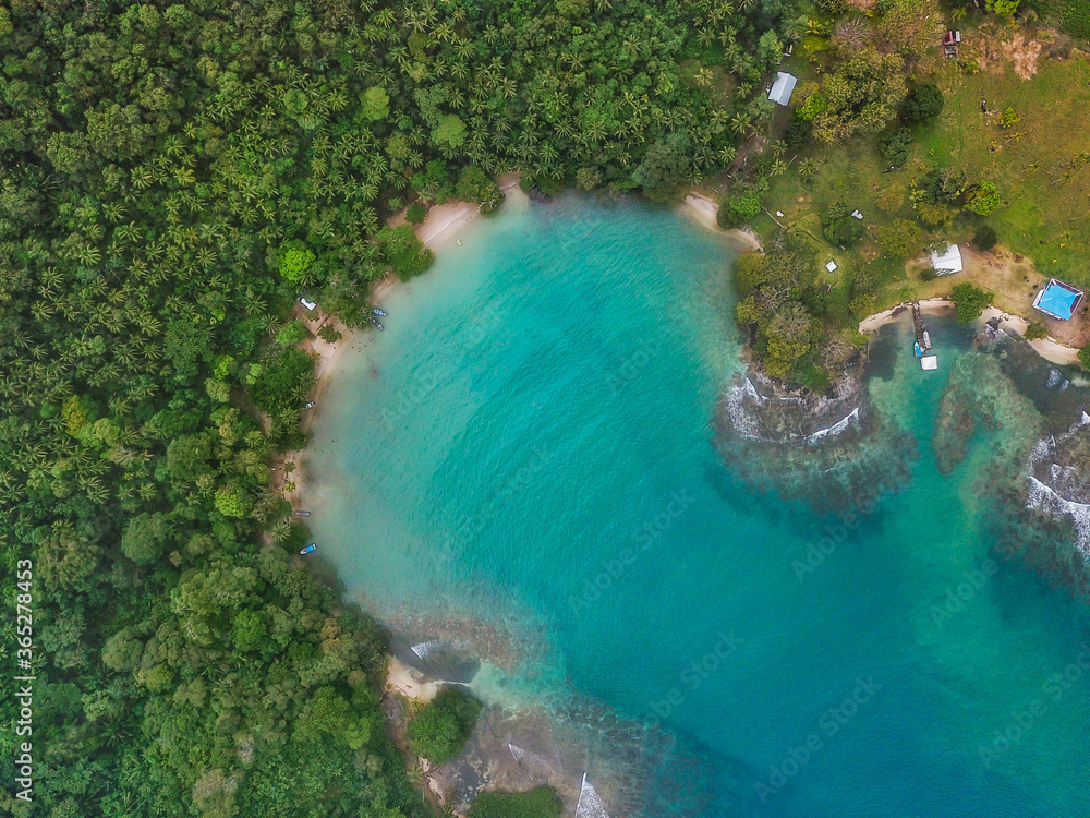 día soleado de verano en la isla playa blanca en Colon Panama en centro ...