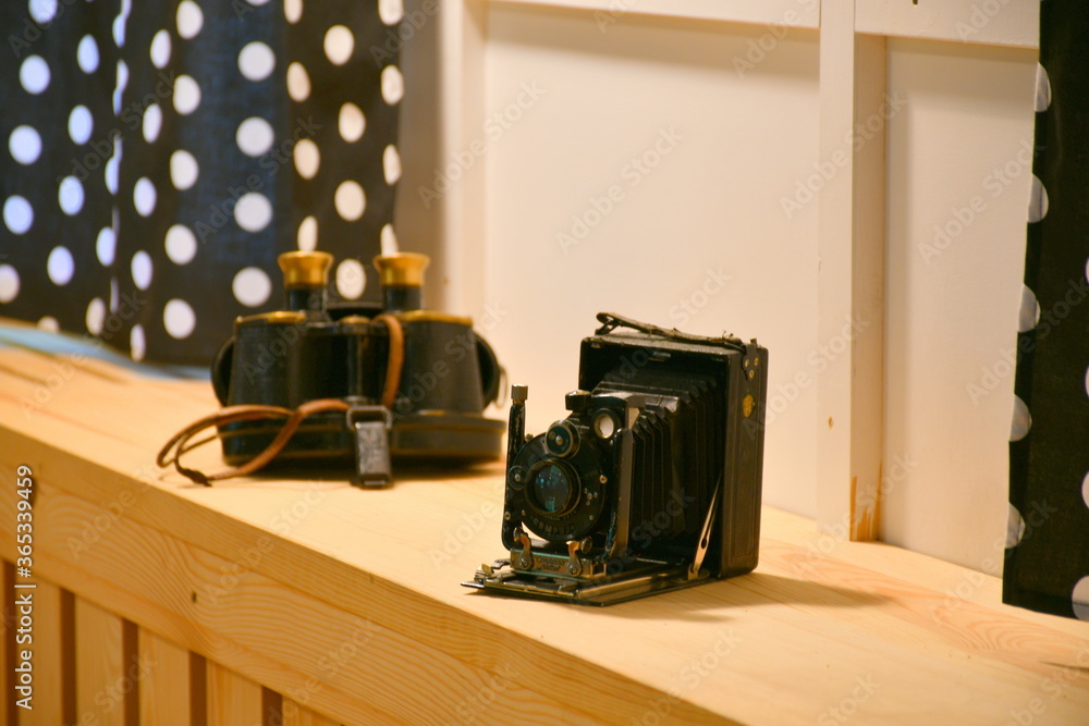Foto de Close up on an old analog camera used during World War Two ...