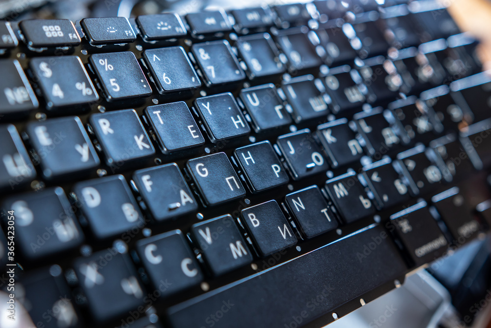 the master repairs the laptop: changes the battery, cleans the internal ...