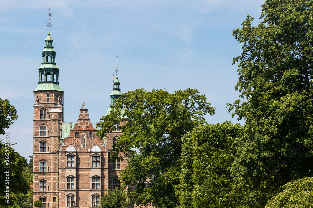 castillo de Rosenborg y sus jardines llenos de flores y rosas ubicado ...