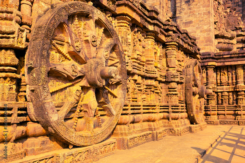 Foto de Beautiful stone chariot in Konark Sun Temple dedicated to hindu ...