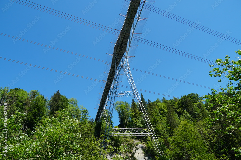 Foto de Bridge on St. Galler bridge hiking trail, Fachwerkbrücke Haggen ...
