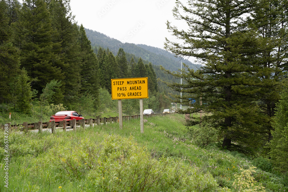 Foto de Sign warning drivers of Teton Pass, a steep mountain road with ...