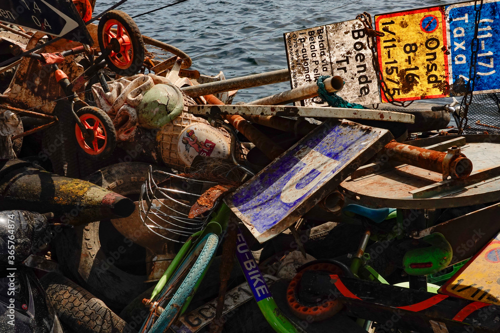 Foto de Stockholm, Sweden Trash pulled up from the bottom of Lake ...