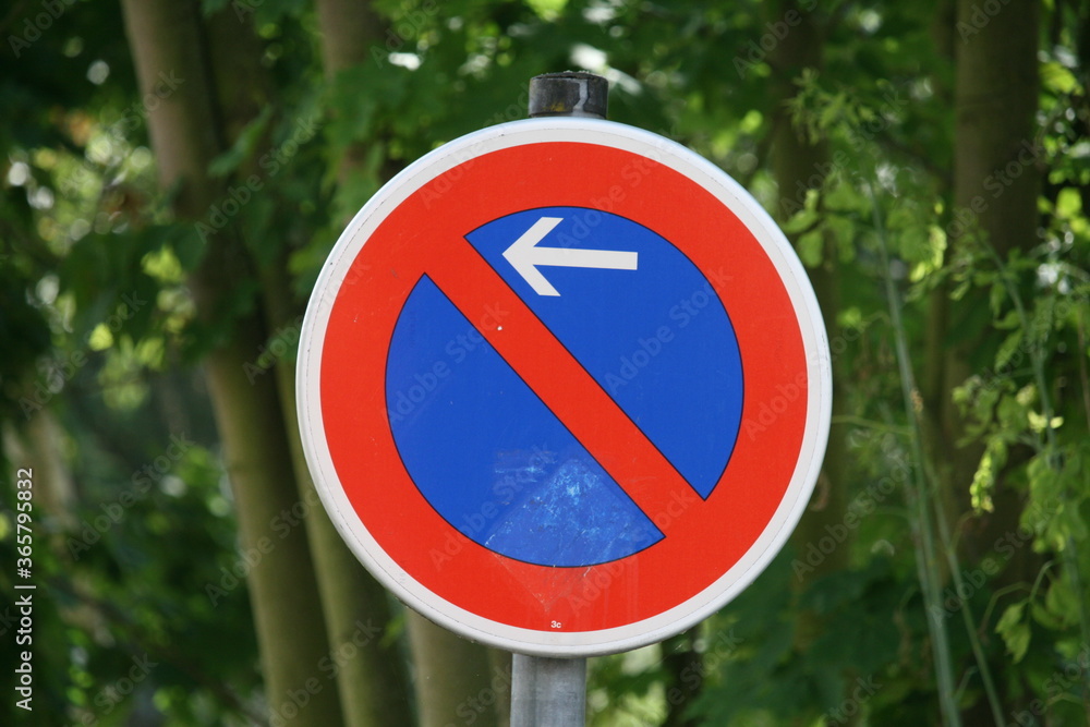 Parkverbot - Parkverbotsschild - links Stock Photo | Adobe Stock