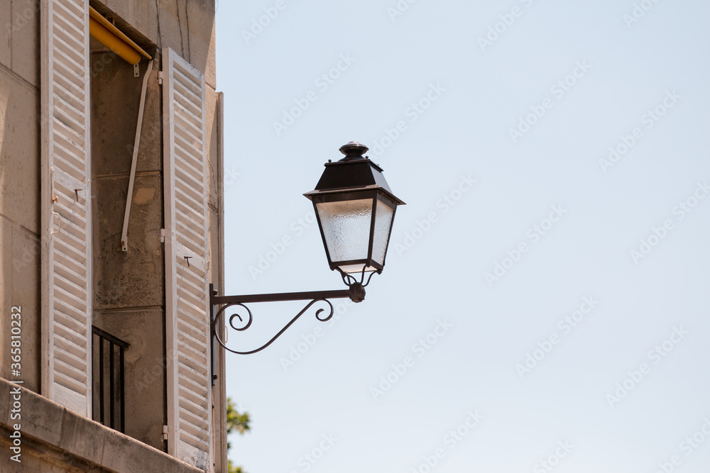 Lampadaire mural sur la façade d'un immeuble dans le quartier du sacré ...
