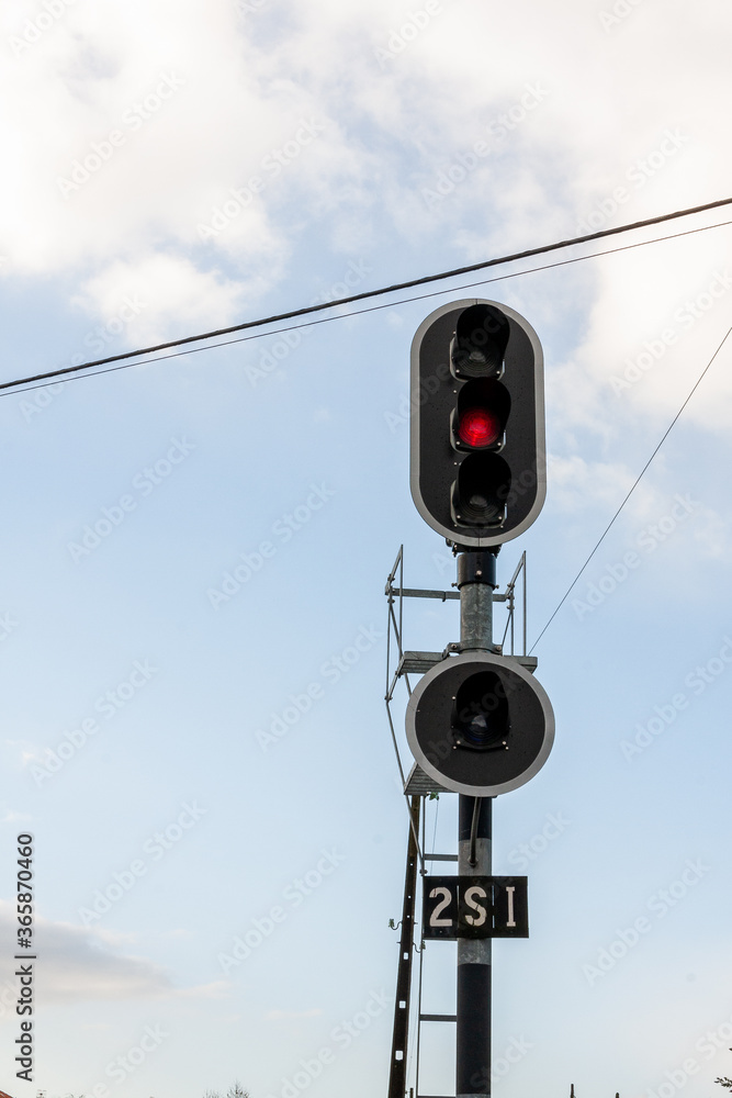 Semáforo en la vía del tren Stock Photo | Adobe Stock