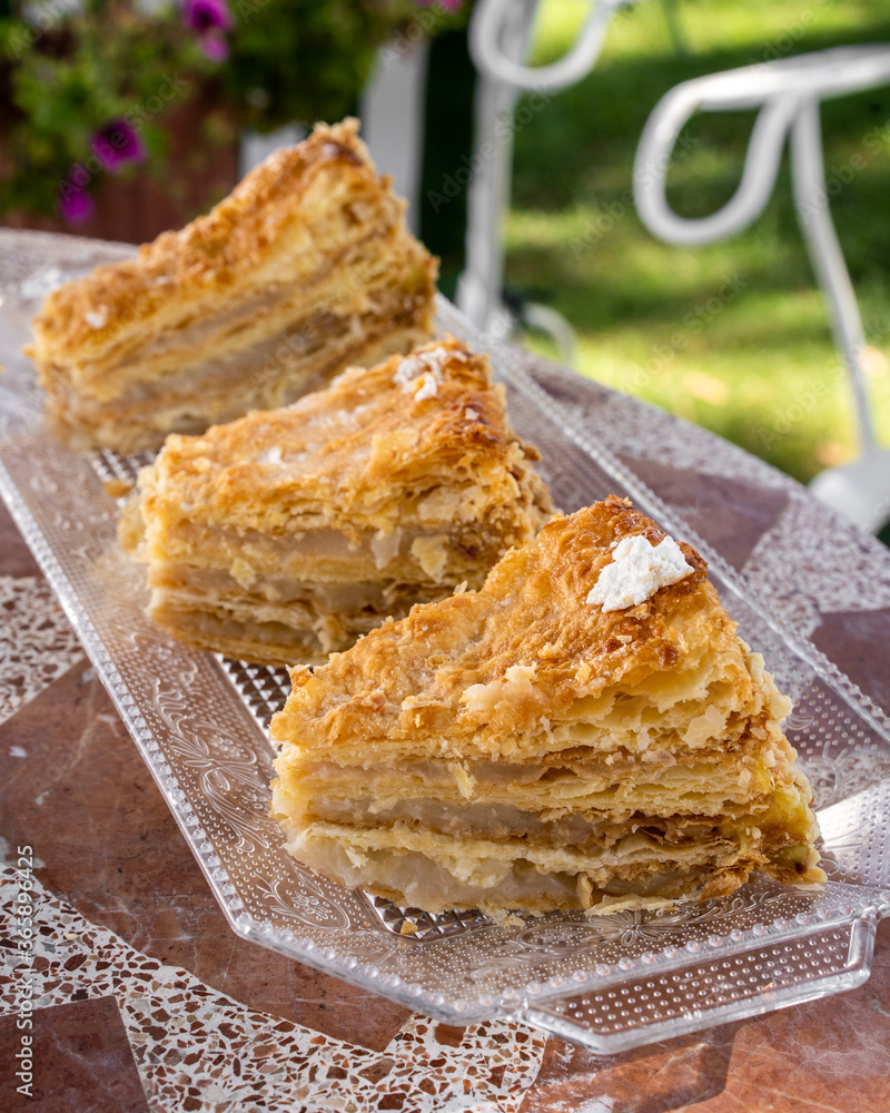 Pastelón. Postre típico de Los Santos de Maimona. PAstel de hojaldre ...