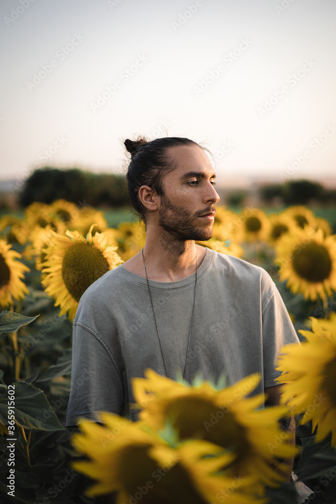 Modelo masculino con moño, barba, camiseta verde suave, pantalón ...