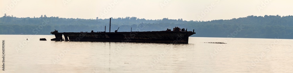Fotka „Panorama of an abandoned ship in Mallows bay of Potomac river ...